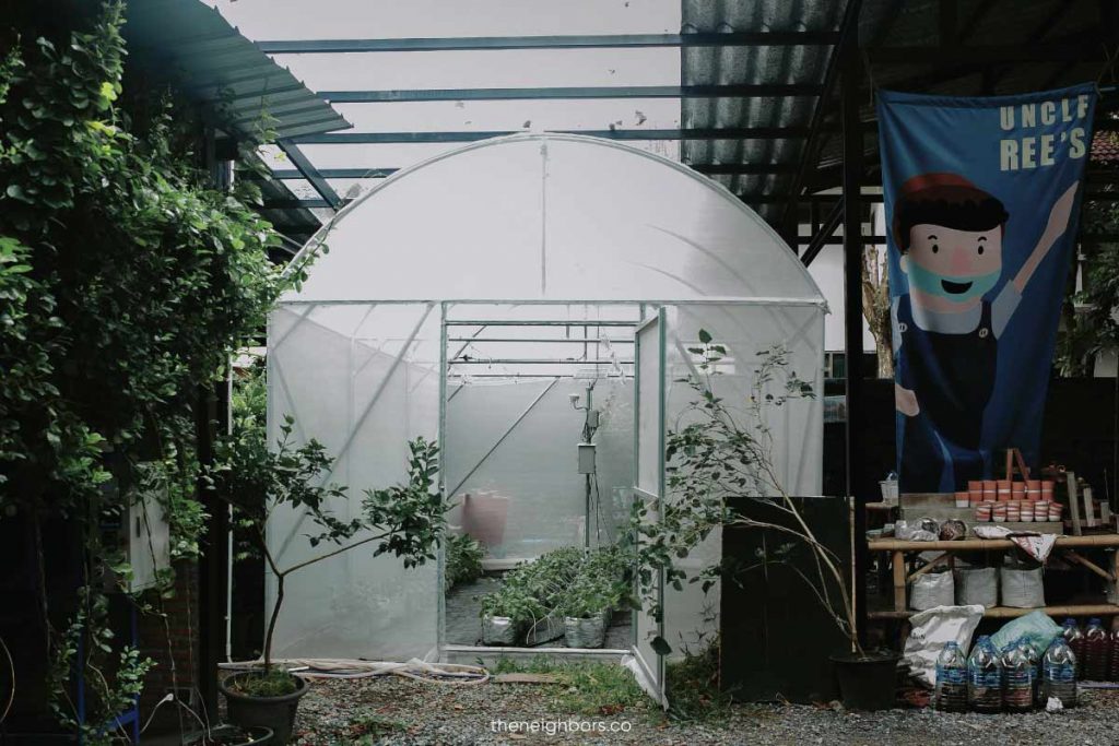 ลุงรีย์ : Earth Creator and Urban Farm Designer - Neighbors and friends